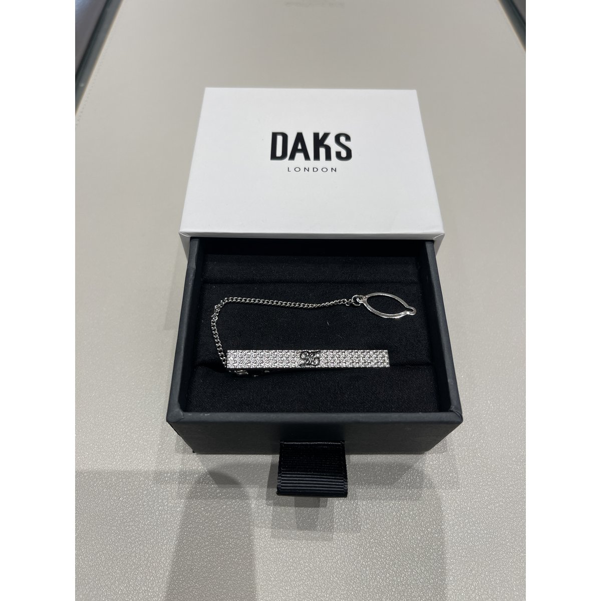 [23년 F/W DAKS] 컷팅 로고 에폭시 넥타이핀 DJF1ACTP201S1 (구매시사은품증정) - SSG.COM