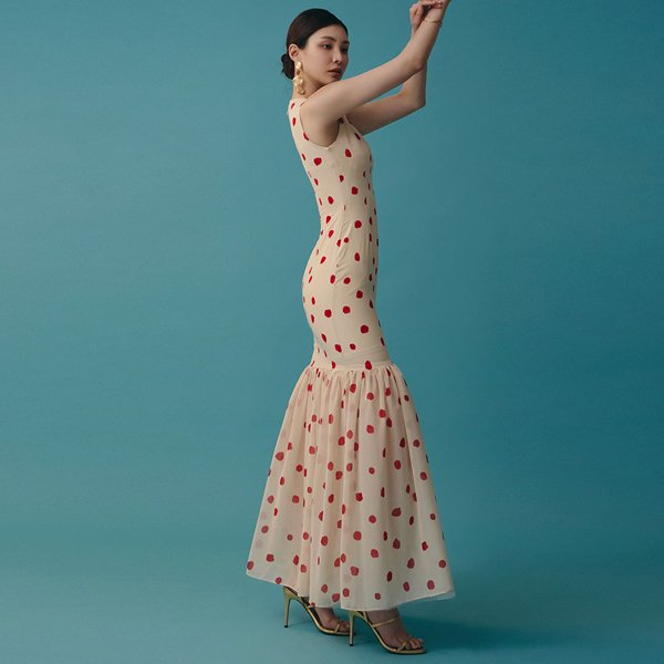 [딘트] D9412 조니 도트 셔링 훌 슬리브리스 맥시 원피스 - SSG.COM